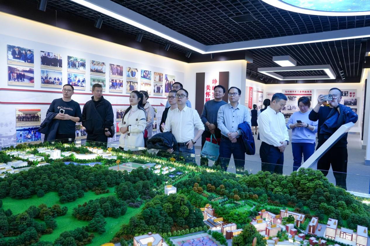 廿载重逢忆芳华 智网学院举办T123-4班校友二十周年返校活动-湖北汽车工业学院